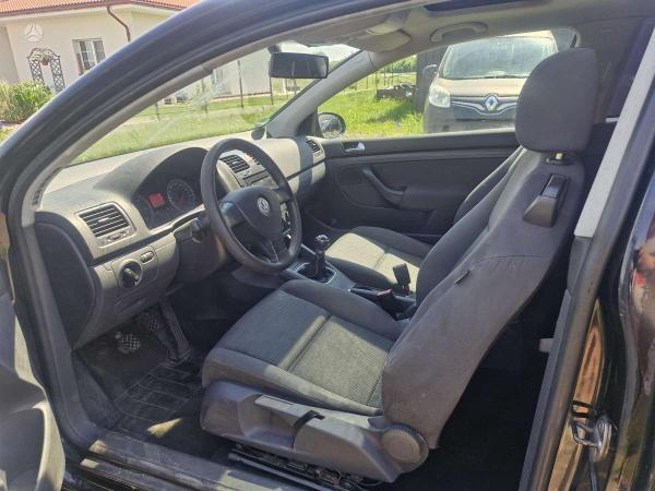Melns Volkswagen Golf 2005 Klaipėda, ar dzinēja tilpumu 1.90 L un nobraukumu 326 tūkst. km par 1399 €, foto 5 vietnē AUTOMOTO.COM.LV