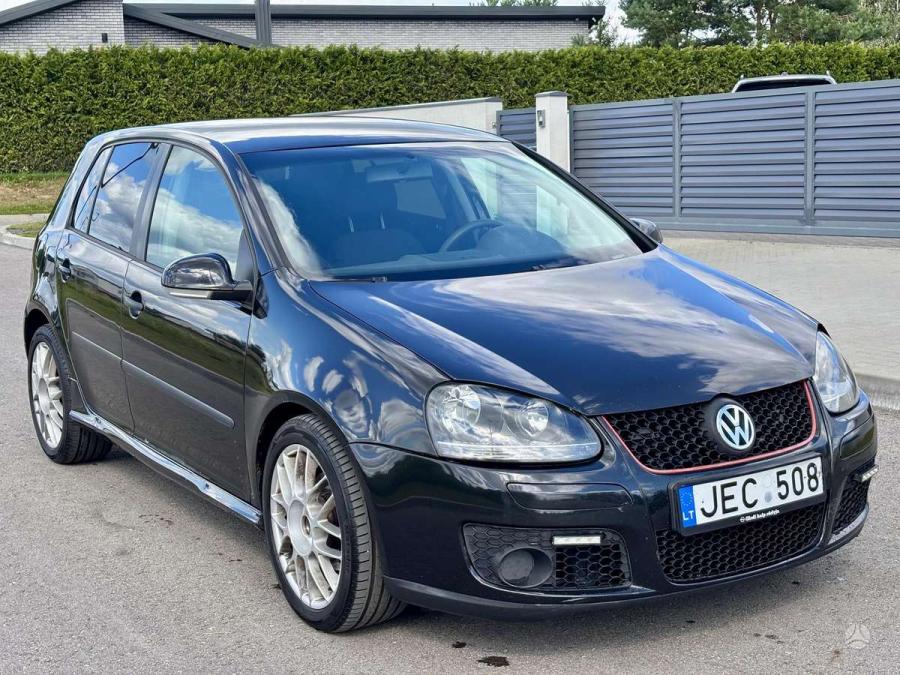 Melns Volkswagen Golf 2005 Viļņa, ar dzinēja tilpumu 1.90 L un nobraukumu 300 tūkst. km par 2300 €, foto 1 vietnē AUTOMOTO.COM.LV
