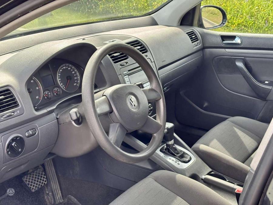 Melns Volkswagen Golf 2005 Viļņa, ar dzinēja tilpumu 1.90 L un nobraukumu 300 tūkst. km par 2300 €, foto 9 vietnē AUTOMOTO.COM.LV