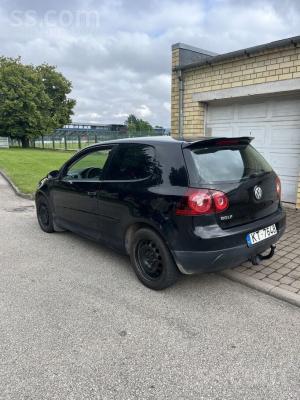 Melns Volkswagen Golf 2005 Ventspils, ar dzinēja tilpumu 1.90 L un nobraukumu 342 tūkst. km par 1100 €, foto 4 vietnē AUTOMOTO.COM.LV