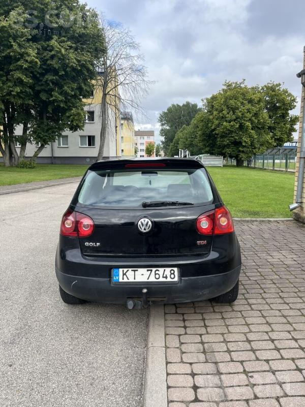 Volkswagen Golf 2005 in Ventspils on AUTOMOTO.COM.LV Black Volkswagen Golf 2005 in Ventspils, with an engine capacity of 1.90 L and mileage of 342 thousand km for 1100 €, photo 5 on AUTOMOTO.COM.LV