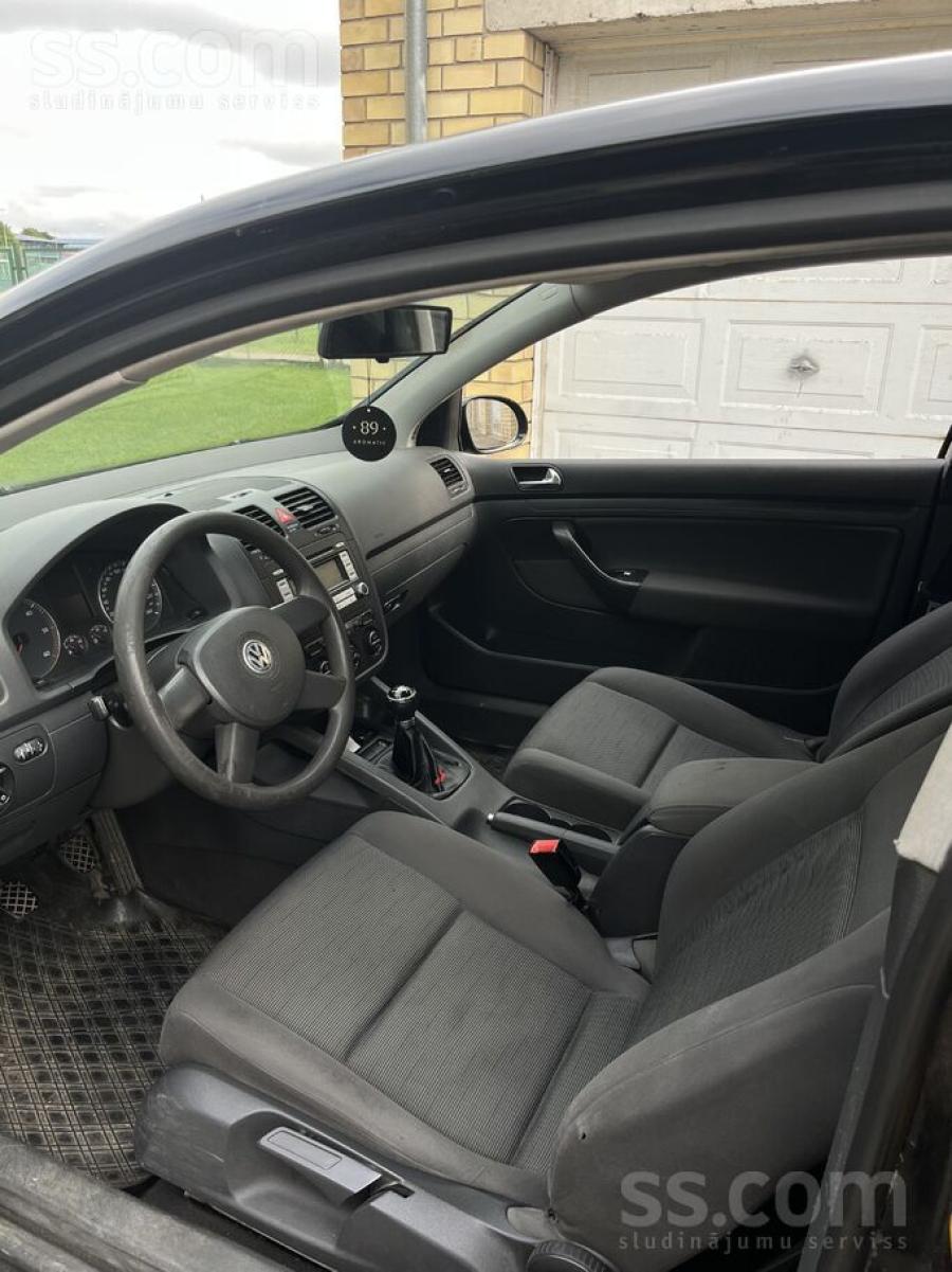 Melns Volkswagen Golf 2005 Ventspils, ar dzinēja tilpumu 1.90 L un nobraukumu 342 tūkst. km par 1100 €, foto 7 vietnē AUTOMOTO.COM.LV