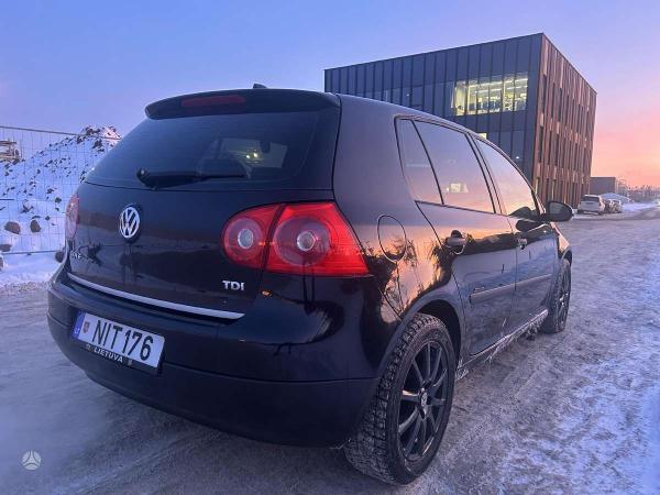 Melns Volkswagen Golf 2006 Kauņa, ar dzinēja tilpumu 1.90 L un nobraukumu 285 tūkst. km par 1890 €, foto 4 vietnē AUTOMOTO.COM.LV