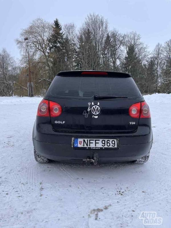 Melns Volkswagen Golf 2006 Šauļi, ar dzinēja tilpumu 1.90 L un nobraukumu 311 tūkst. km par 2200 €, foto 5 vietnē AUTOMOTO.COM.LV