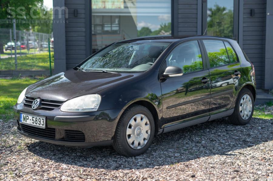 Black Volkswagen Golf 2006 in Liepaja, with an engine capacity of 1.90 L and mileage of 338 thousand km for 2200 €, photo 3 on AUTOMOTO.COM.LV