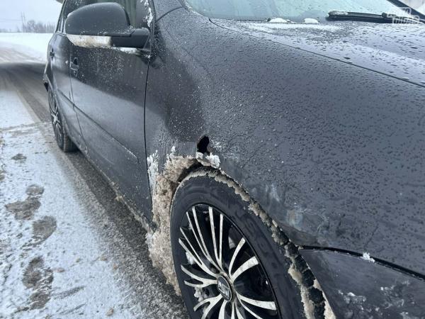 Melns Volkswagen Golf 2006 Panevēža, ar dzinēja tilpumu 2.00 L un nobraukumu 320 tūkst. km par 1250 €, foto 4 vietnē AUTOMOTO.COM.LV
