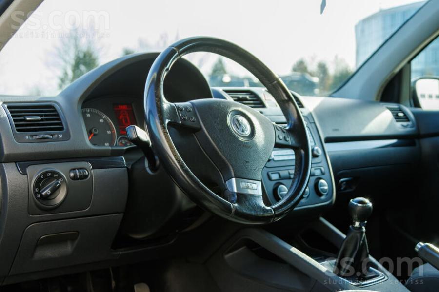 Melns Volkswagen Golf 2006 Rīga, ar dzinēja tilpumu 2.00 L un nobraukumu 299 tūkst. km par 2999 €, foto 12 vietnē AUTOMOTO.COM.LV