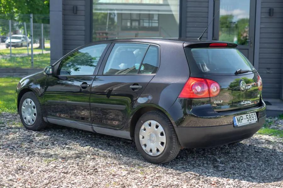 Melns Volkswagen Golf 2006 Liepāja, ar dzinēja tilpumu 1.90 L un nobraukumu 338 tūkst. km par 2200 €, foto 3 vietnē AUTOMOTO.COM.LV