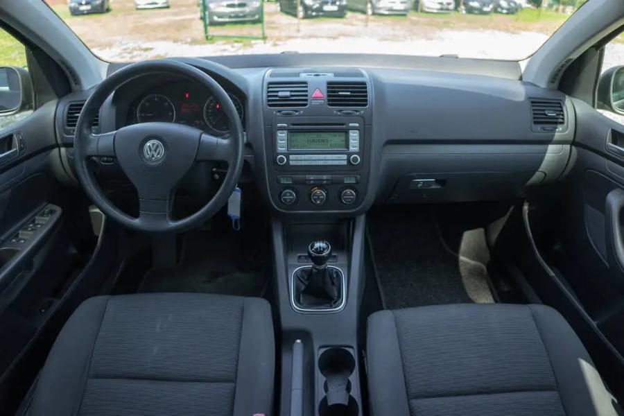 Melns Volkswagen Golf 2006 Liepāja, ar dzinēja tilpumu 1.90 L un nobraukumu 338 tūkst. km par 2200 €, foto 7 vietnē AUTOMOTO.COM.LV