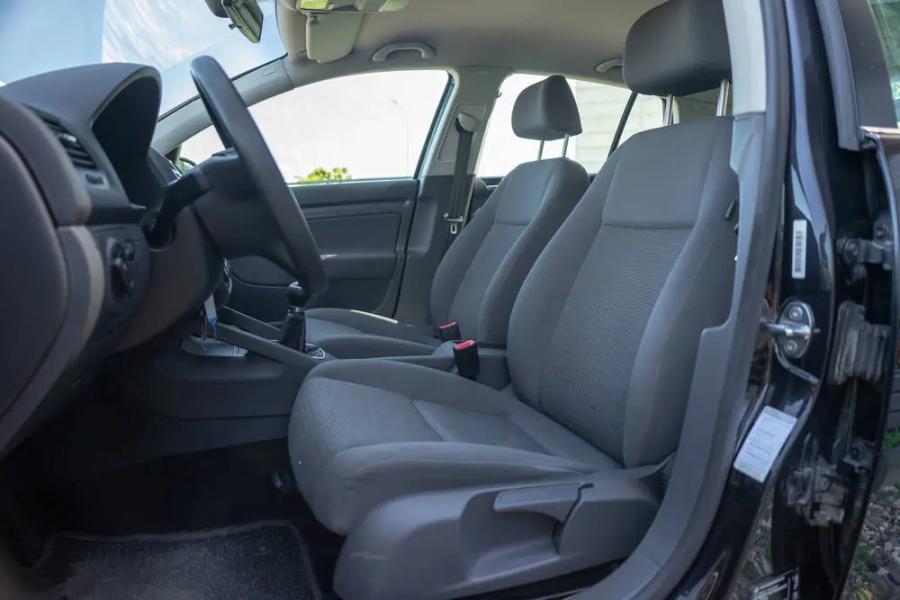 Melns Volkswagen Golf 2006 Liepāja, ar dzinēja tilpumu 1.90 L un nobraukumu 338 tūkst. km par 2200 €, foto 9 vietnē AUTOMOTO.COM.LV