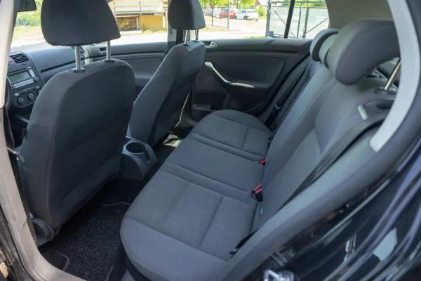 Black Volkswagen Golf 2006 in Liepaja, with an engine capacity of 1.90 L and mileage of 338 thousand km for 2200 €, photo 9 on AUTOMOTO.COM.LV