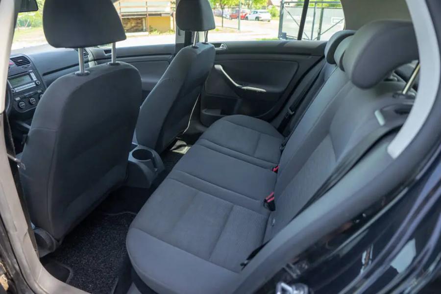 Melns Volkswagen Golf 2006 Liepāja, ar dzinēja tilpumu 1.90 L un nobraukumu 338 tūkst. km par 2200 €, foto 10 vietnē AUTOMOTO.COM.LV
