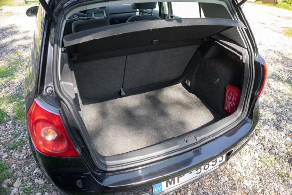 Black Volkswagen Golf 2006 in Liepaja, with an engine capacity of 1.90 L and mileage of 338 thousand km for 2200 €, photo 10 on AUTOMOTO.COM.LV
