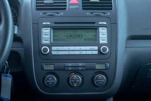 Melns Volkswagen Golf 2006 Liepāja, ar dzinēja tilpumu 1.90 L un nobraukumu 338 tūkst. km par 2200 €, foto 15 vietnē AUTOMOTO.COM.LV