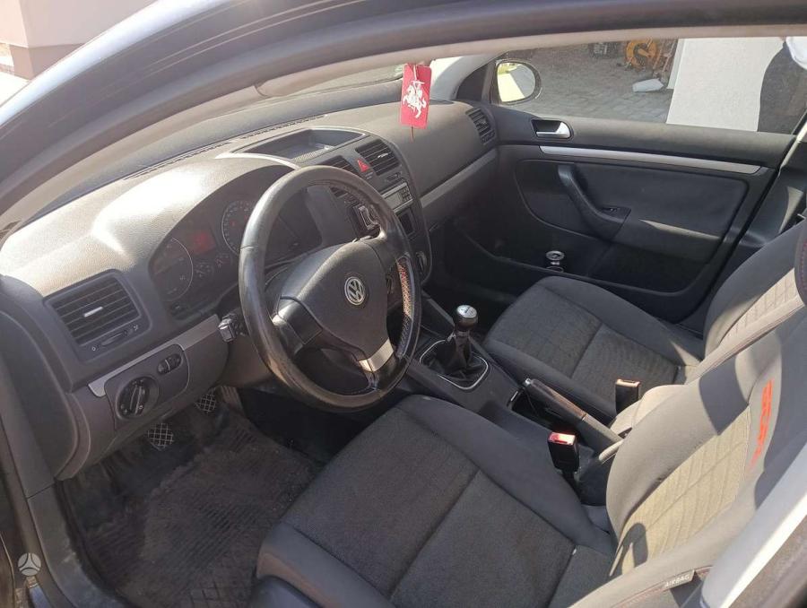 Melns Volkswagen Golf 2006 Viļņa, ar dzinēja tilpumu 1.90 L un nobraukumu 291 tūkst. km par 950 €, foto 6 vietnē AUTOMOTO.COM.LV