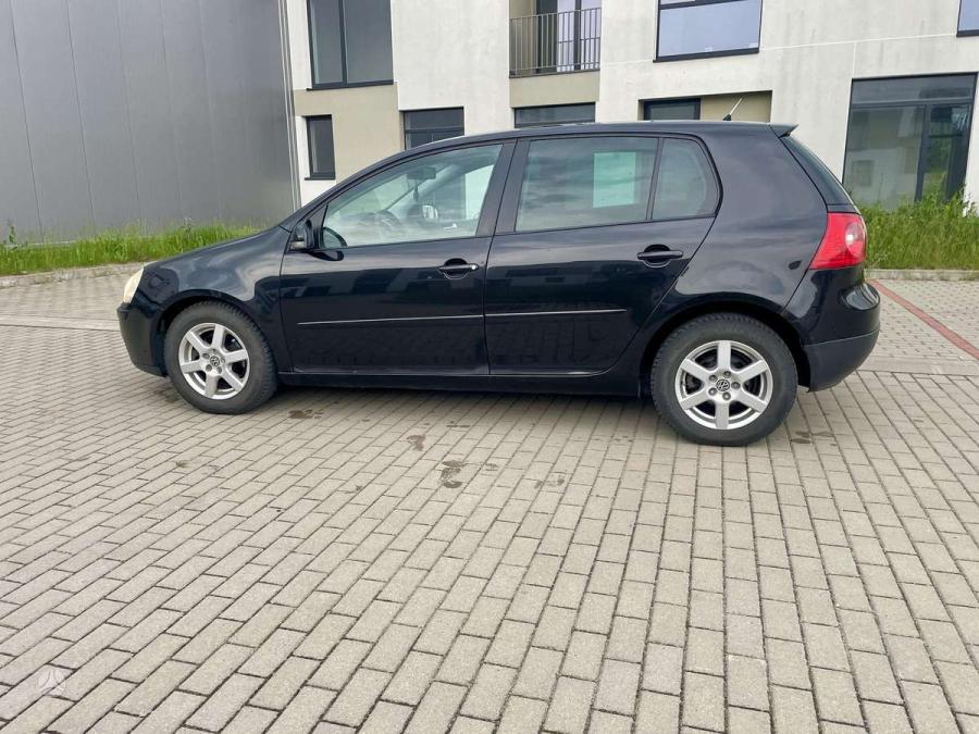 Black Volkswagen Golf 2006 in Vilnius, with an engine capacity of 1.60 L and mileage of 280 thousand km for 2250 €, photo 7 on AUTOMOTO.COM.LV