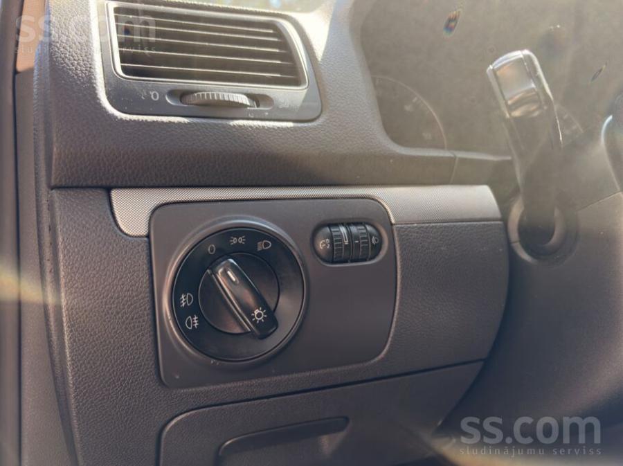 Melns Volkswagen Golf 2006 Jūrmala, ar dzinēja tilpumu 1.90 L un nobraukumu 297 tūkst. km par 2000 €, foto 9 vietnē AUTOMOTO.COM.LV