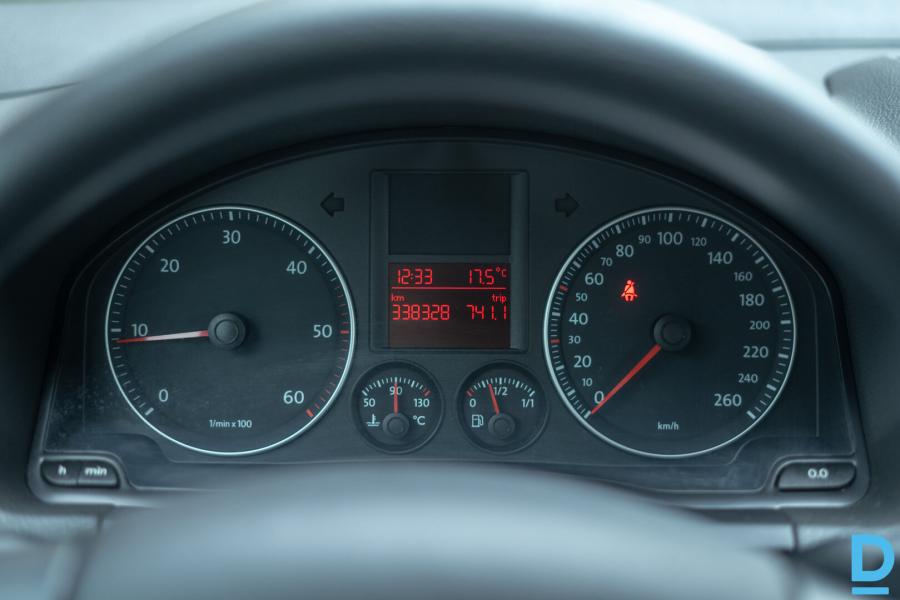 Melns Volkswagen Golf 2006 Liepāja, ar dzinēja tilpumu 1.90 L un nobraukumu 338 tūkst. km par 2200 €, foto 9 vietnē AUTOMOTO.COM.LV