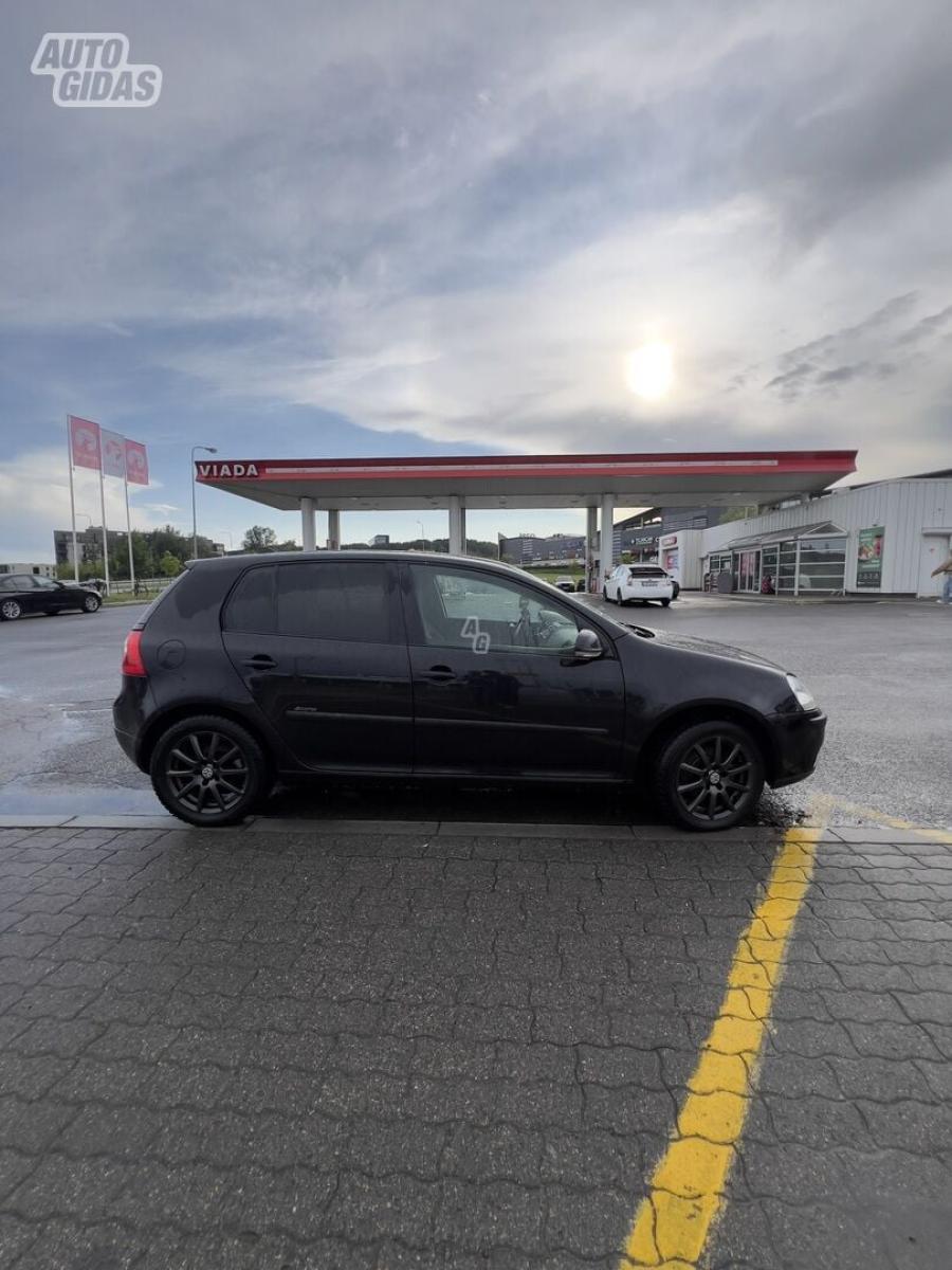 Melns Volkswagen Golf 2006 Viļņa, ar dzinēja tilpumu 1.90 L un nobraukumu 292 tūkst. km par 1800 €, foto 3 vietnē AUTOMOTO.COM.LV
