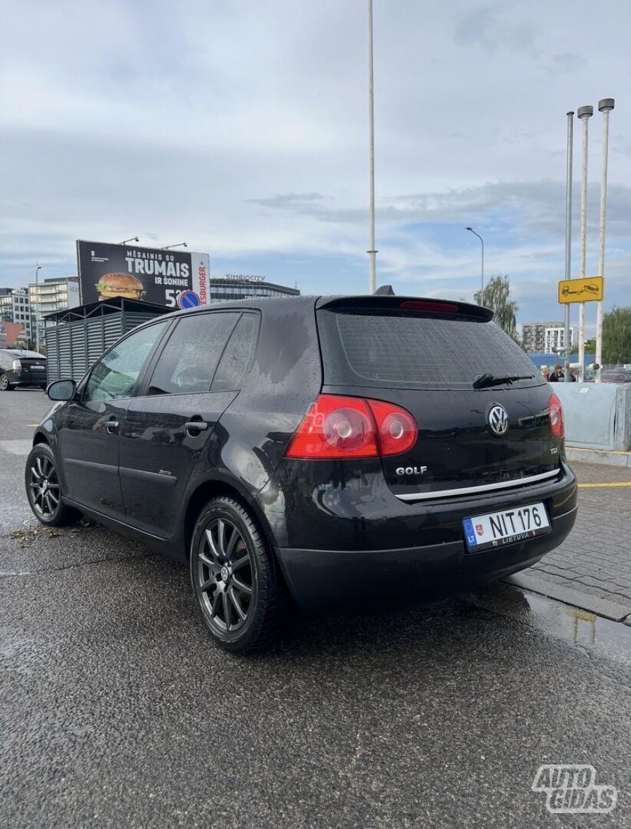 Melns Volkswagen Golf 2006 Viļņa, ar dzinēja tilpumu 1.90 L un nobraukumu 292 tūkst. km par 1800 €, foto 5 vietnē AUTOMOTO.COM.LV