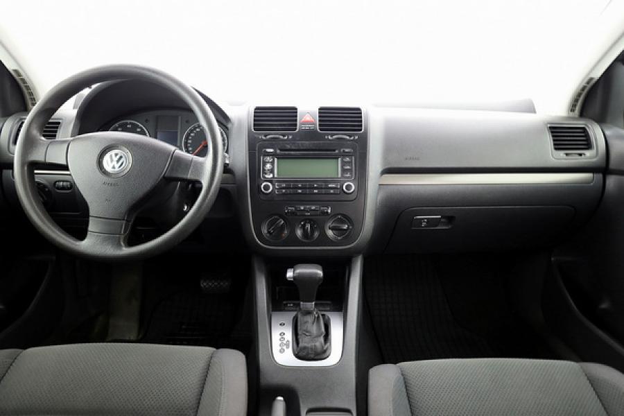 Black Volkswagen Golf 2006 in Tallinn, with an engine capacity of 1.60 L and mileage of 327 thousand km for 1199 €, photo 6 on AUTOMOTO.COM.LV