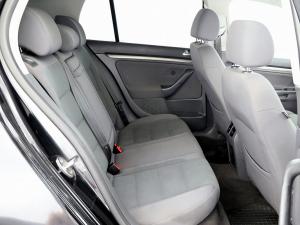 Black Volkswagen Golf 2006 in Tallinn, with an engine capacity of 1.60 L and mileage of 327 thousand km for 1199 €, photo 15 on AUTOMOTO.COM.LV