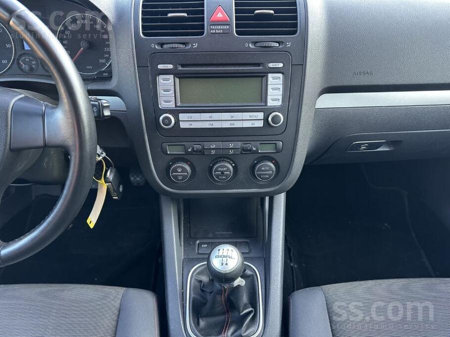 Melns Volkswagen Golf 2006 Daugavpils, ar dzinēja tilpumu 1.90 L un nobraukumu 253 tūkst. km par 2650 €, foto 19 vietnē AUTOMOTO.COM.LV