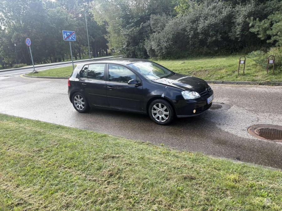 Melns Volkswagen Golf 2006 Viļņa, ar dzinēja tilpumu 1.60 L un nobraukumu 170 tūkst. km par 777 €, foto 1 vietnē AUTOMOTO.COM.LV