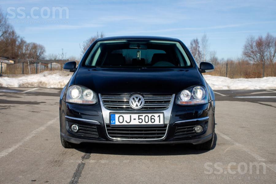 Black Volkswagen Golf 2006 in Jelgava, with an engine capacity of 2.00 L and mileage of 372 thousand km for 2790 €, photo 3 on AUTOMOTO.COM.LV