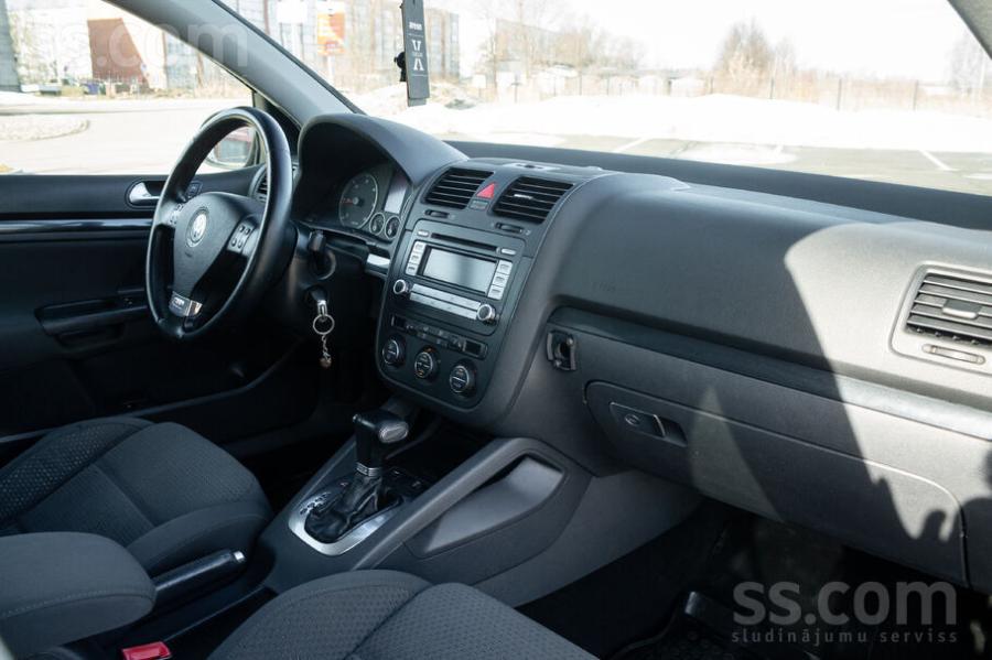 Black Volkswagen Golf 2006 in Jelgava, with an engine capacity of 2.00 L and mileage of 372 thousand km for 2790 €, photo 8 on AUTOMOTO.COM.LV