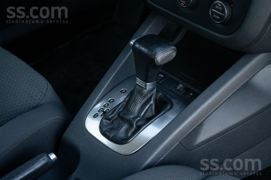 Black Volkswagen Golf 2006 in Jelgava, with an engine capacity of 2.00 L and mileage of 372 thousand km for 2790 €, photo 14 on AUTOMOTO.COM.LV
