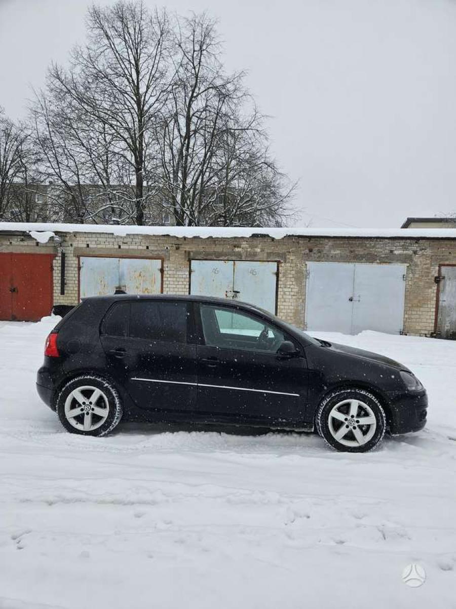 Melns Volkswagen Golf 2007 Trakai, ar dzinēja tilpumu 2.00 L un nobraukumu 31 tūkst. km par 2000 €, foto 2 vietnē AUTOMOTO.COM.LV