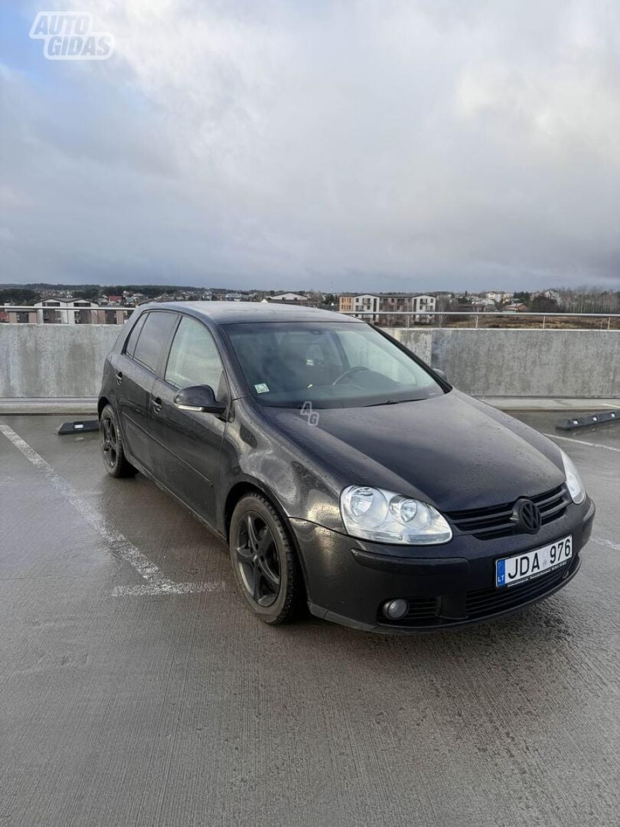 Melns Volkswagen Golf 2007 Viļņa, ar dzinēja tilpumu 1.90 L un nobraukumu 300 tūkst. km par 1600 €, foto 3 vietnē AUTOMOTO.COM.LV