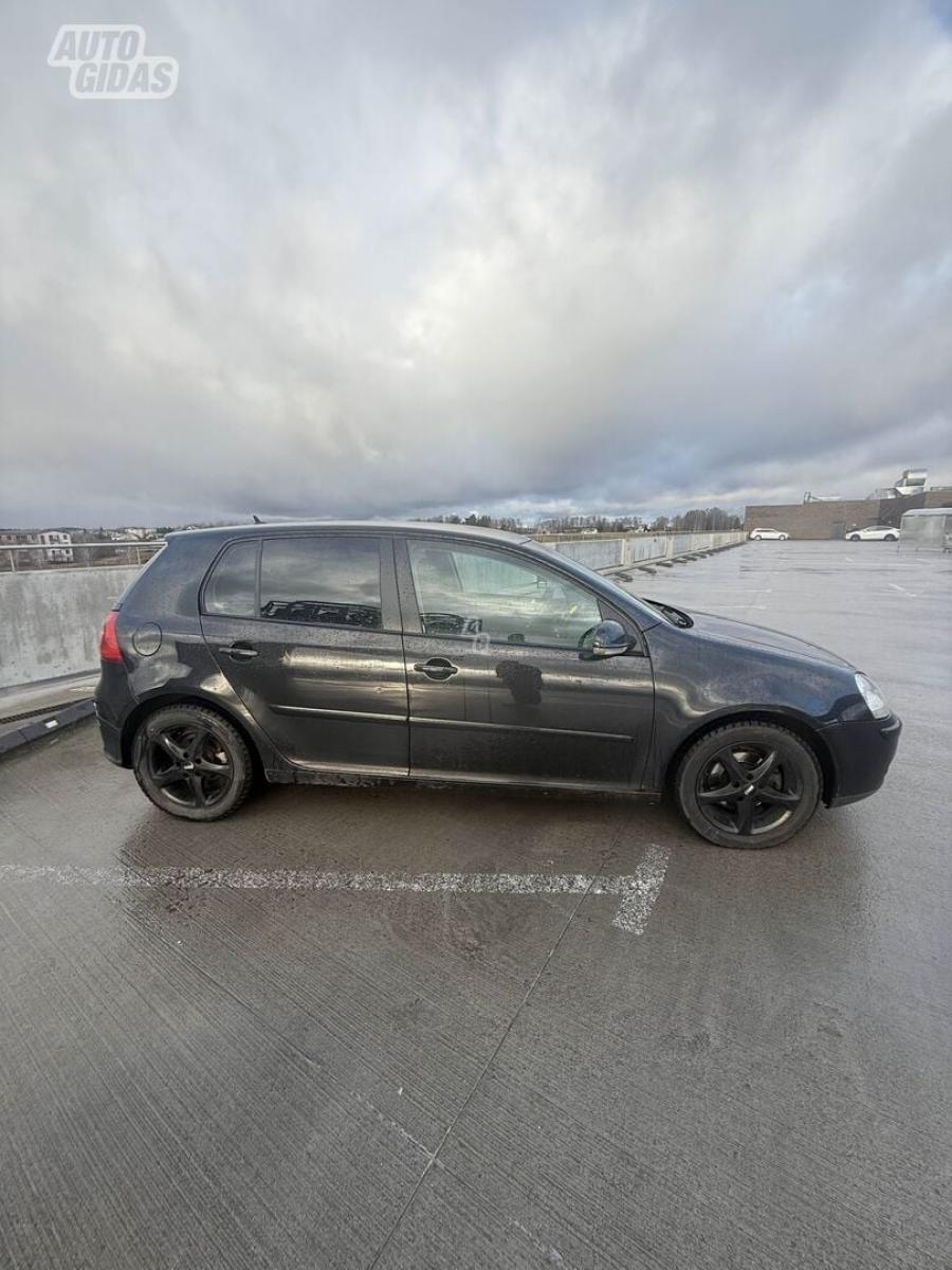 Melns Volkswagen Golf 2007 Viļņa, ar dzinēja tilpumu 1.90 L un nobraukumu 300 tūkst. km par 1600 €, foto 4 vietnē AUTOMOTO.COM.LV