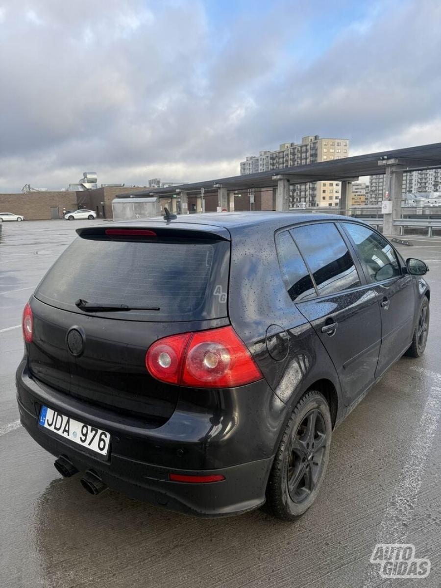 Melns Volkswagen Golf 2007 Viļņa, ar dzinēja tilpumu 1.90 L un nobraukumu 300 tūkst. km par 1600 €, foto 5 vietnē AUTOMOTO.COM.LV