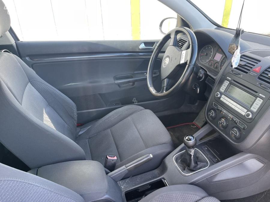 Black Volkswagen Golf 2007 in Vilnius, with an engine capacity of 1.40 L and mileage of 200 thousand km for 1750 €, photo 20 on AUTOMOTO.COM.LV