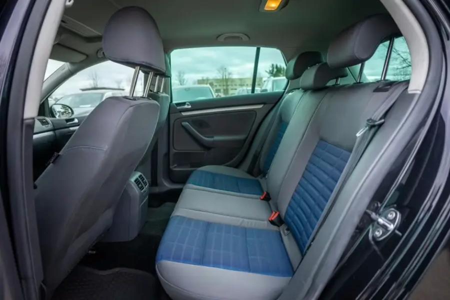 Melns Volkswagen Golf 2007 Liepāja, ar dzinēja tilpumu 1.40 L un nobraukumu 156 tūkst. km par 3900 €, foto 9 vietnē AUTOMOTO.COM.LV