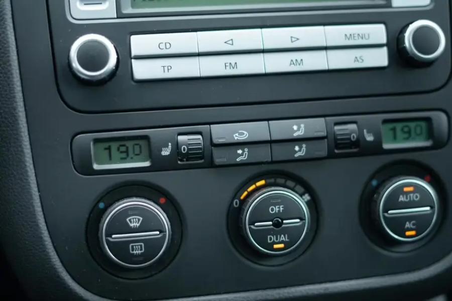 Melns Volkswagen Golf 2007 Liepāja, ar dzinēja tilpumu 1.40 L un nobraukumu 156 tūkst. km par 3900 €, foto 16 vietnē AUTOMOTO.COM.LV