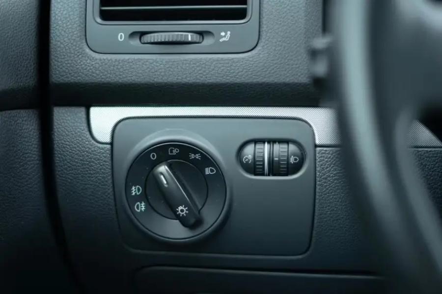 Melns Volkswagen Golf 2007 Liepāja, ar dzinēja tilpumu 1.40 L un nobraukumu 156 tūkst. km par 3900 €, foto 18 vietnē AUTOMOTO.COM.LV