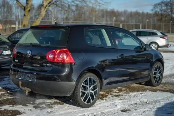 Black Volkswagen Golf 2007 in Liepaja, with an engine capacity of 2.00 L and mileage of 299 thousand km for 2850 €, photo 4 on AUTOMOTO.COM.LV