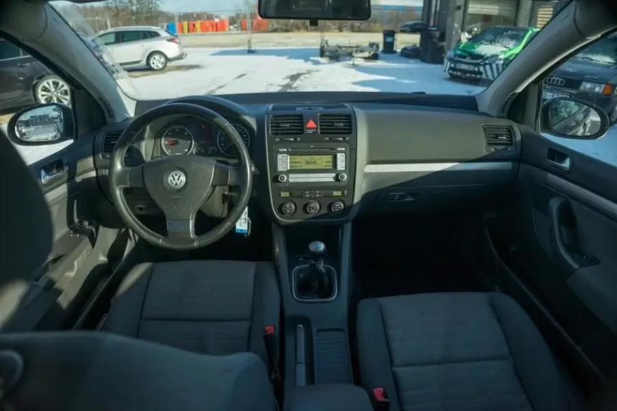 Melns Volkswagen Golf 2007 Liepāja, ar dzinēja tilpumu 2.00 L un nobraukumu 299 tūkst. km par 2850 €, foto 10 vietnē AUTOMOTO.COM.LV