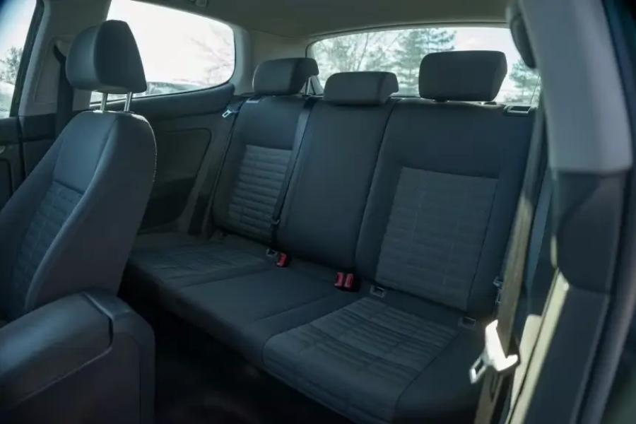 Melns Volkswagen Golf 2007 Liepāja, ar dzinēja tilpumu 2.00 L un nobraukumu 299 tūkst. km par 2850 €, foto 12 vietnē AUTOMOTO.COM.LV