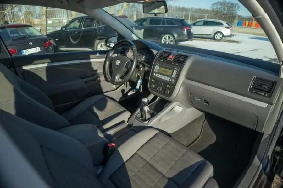 Melns Volkswagen Golf 2007 Liepāja, ar dzinēja tilpumu 2.00 L un nobraukumu 299 tūkst. km par 2850 €, foto 15 vietnē AUTOMOTO.COM.LV