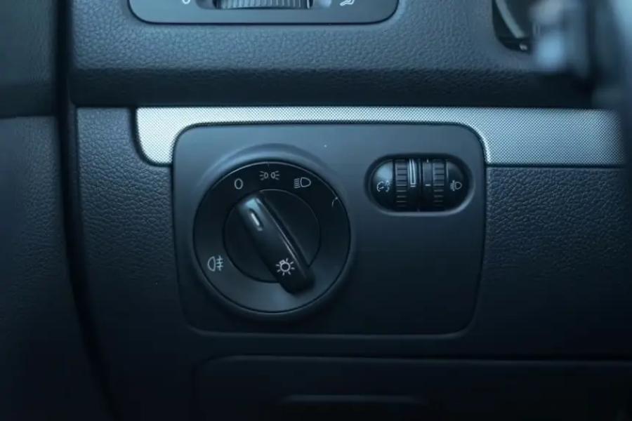 Melns Volkswagen Golf 2007 Liepāja, ar dzinēja tilpumu 2.00 L un nobraukumu 299 tūkst. km par 2850 €, foto 20 vietnē AUTOMOTO.COM.LV