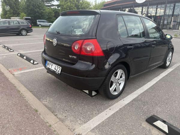 Black Volkswagen Golf 2007 in Vilnius, with an engine capacity of 1.60 L and mileage of 312 thousand km for 799 €, photo 5 on AUTOMOTO.COM.LV