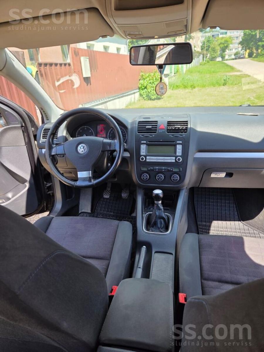 Black Volkswagen Golf 2007 in Daugavpils, with an engine capacity of 2.00 L and mileage of 281 thousand km for 980 €, photo 3 on AUTOMOTO.COM.LV
