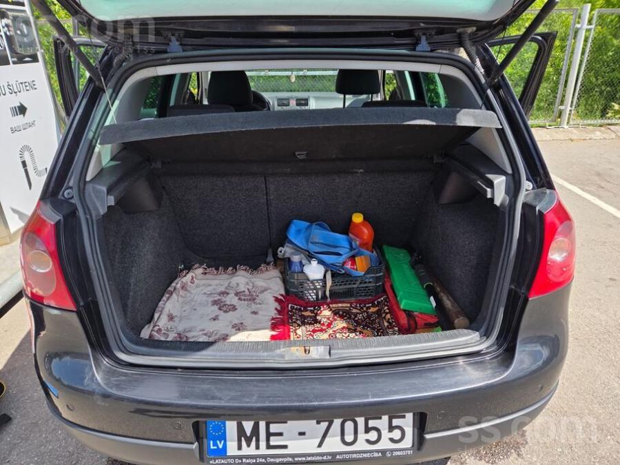 Black Volkswagen Golf 2007 in Daugavpils, with an engine capacity of 2.00 L and mileage of 281 thousand km for 980 €, photo 7 on AUTOMOTO.COM.LV