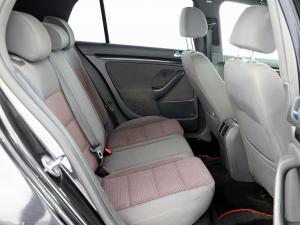 Melns Volkswagen Golf 2007 Tallina, ar dzinēja tilpumu 2.00 L un nobraukumu 272 tūkst. km par 1899 €, foto 17 vietnē AUTOMOTO.COM.LV