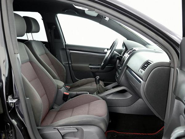 Volkswagen Golf 2007 in Tallinn on AUTOMOTO.COM.LV Black Volkswagen Golf 2007 in Tallinn, with an engine capacity of 2.00 L and mileage of 272 thousand km for 1799 €, photo 7 on AUTOMOTO.COM.LV