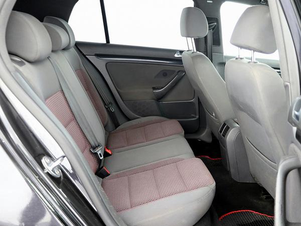 Volkswagen Golf 2007 in Tallinn on AUTOMOTO.COM.LV Black Volkswagen Golf 2007 in Tallinn, with an engine capacity of 2.00 L and mileage of 272 thousand km for 1799 €, photo 8 on AUTOMOTO.COM.LV